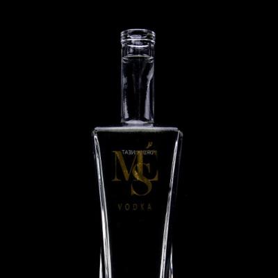 Cina Unica bottiglia di vetro Super Flint da 750 ml con sughero per rum Vodka Whisky in vendita