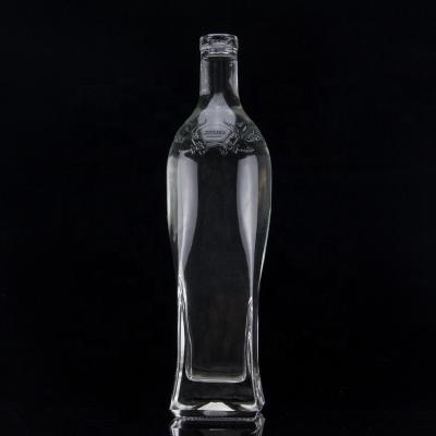 Cina 750 ml Super Flint Rotondo Spalla Quadrata Rum Vodka Latte in Vetro Con Corteccia in vendita