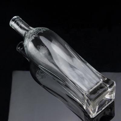 Cina 750 ml Super Flint Rotondo Spalla Quadrata Rum Vodka Latte in Vetro Con Corteccia in vendita