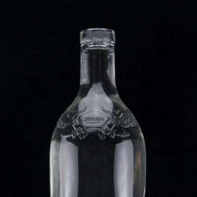 Cina 750 ml Super Flint Rotondo Spalla Quadrata Rum Vodka Latte in Vetro Con Corteccia in vendita