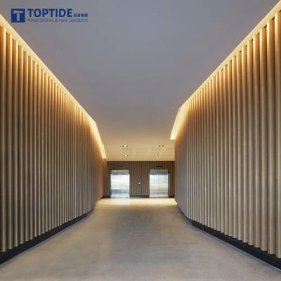 Cina Materiali di copertura curvi strutturati artistici del soffitto della striscia 1.5mm del metallo RAL9006 del deflettore del soffitto del soffitto improvviso lineare di griglia in vendita