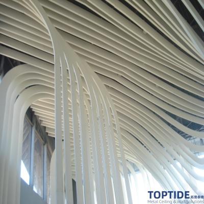 Cina Pannelli lineari architettonici interni curvi della plancia del sistema del soffitto del deflettore su misura alluminio in vendita