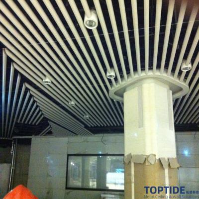 China Spezieller Entwurfs-verschob Aluminiumprofil-Verdrängungs-Deckenleiste-Gebäude falsche lineare Planken-Decke zu verkaufen