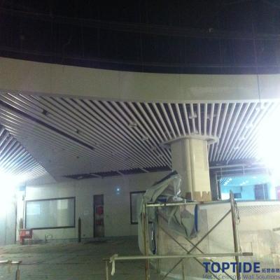 China Spezieller Entwurfs-verschob Aluminiumprofil-Verdrängungs-Deckenleiste-Gebäude falsche lineare Planken-Decke zu verkaufen