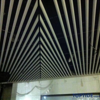 China Spezieller Entwurfs-verschob Aluminiumprofil-Verdrängungs-Deckenleiste-Gebäude falsche lineare Planken-Decke zu verkaufen
