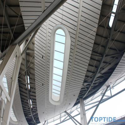 Cina PVDF esteriore che ricopre il controsoffitto curvo antivento all'aperto del metallo del soffitto lineare di alluminio ondulato della striscia in vendita