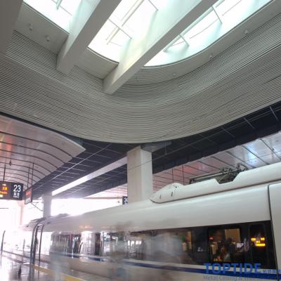 China Het naar maat gemaakte Gebogen Decoratieve Metaal van het Aluminiumprofiel schortte de Multiraad van het Systeemplafond op Te koop