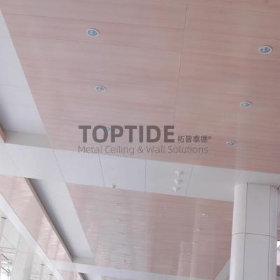 Cina Legno d'attaccatura corridoio di alluminio/di alluminio che sembra le mattonelle decorative sospese del soffitto del metallo in vendita