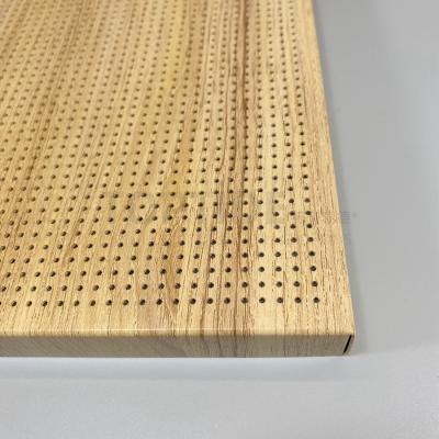 Cina Legno d'attaccatura corridoio di alluminio/di alluminio che sembra le mattonelle decorative sospese del soffitto del metallo in vendita