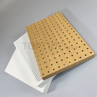 Cina I CNC 2 x 4 hanno sospeso i pannelli di alluminio del metallo per le mattonelle del soffitto in vendita