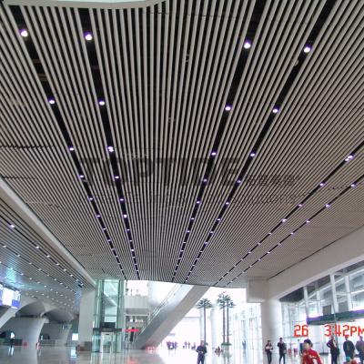 China Material linear de alumínio da decoração da parede do teto da construção do brilho do teto à venda