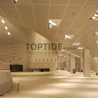Cina Il CNC su misura ha perforato il bordo di alluminio del soffitto insonorizzato in vendita