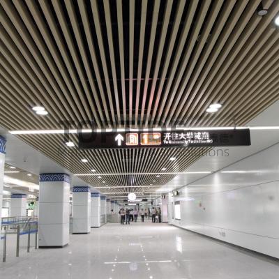 China Baumaterialien machen Deckenplatte-schalldichte dekorative verschobene Metallfalsche Decke feuerfest zu verkaufen