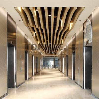 Cina Rivestimento decorativo della parete del pannello del metallo curvo striscia lineare di alluminio dei materiali da costruzione in vendita