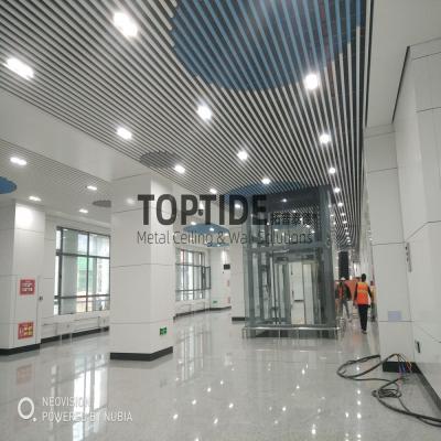 Cina La progettazione speciale che sviluppa i materiali decorativi dell'estrusione ha personalizzato le strisce false del pannello per soffitti del metallo in vendita