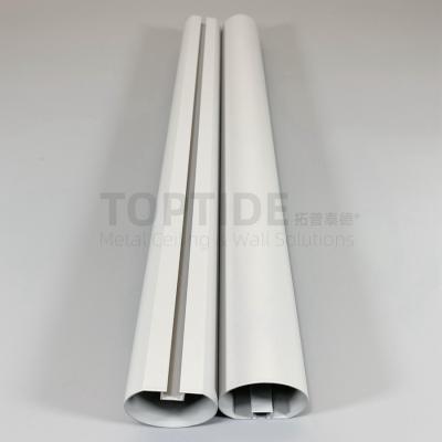 Cina Materiale dell'involucro della colonna del soffitto di goccia sospeso striscia di alluminio decorativa economica delle mattonelle del soffitto del deflettore in vendita