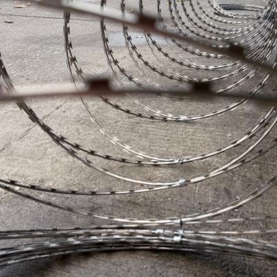 China Sharp Blade Razor Barbed Tape Concertina Long Life Industrial Security Barrier Wire for sale