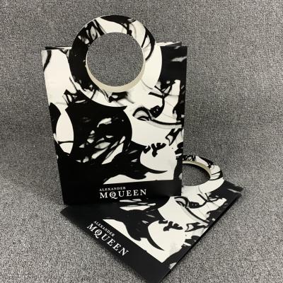 中国 カスタム印刷 黒丸柄 ショッピング用紙袋 独自のロゴ 販売のため