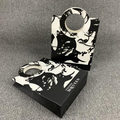 中国 カスタム印刷 黒丸柄 ショッピング用紙袋 独自のロゴ 販売のため