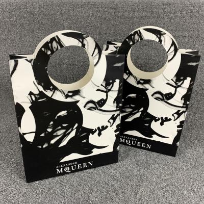 中国 カスタム印刷 黒丸柄 ショッピング用紙袋 独自のロゴ 販売のため