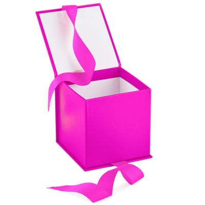 Cina L'abitudine ha stampato il piccolo contenitore di regalo rosa di lusso fatto a mano con il riempitore di carta tagliuzzato in vendita