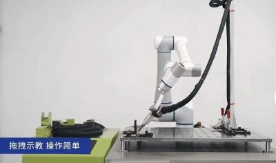 China Cobot colaborador triangular da escala do robô 1300mm do robô de soldadura do laser da espiral à venda