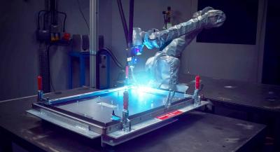 Cina I robot della saldatura a laser lavora con il sistema di braccio del robot 1400x1400x1500mm in vendita