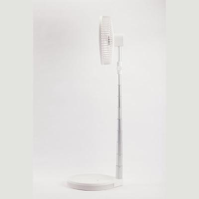 China Fan plegable portátil teledirigida que mide el tiempo de la fan oscilante recargable del escritorio del USB en venta