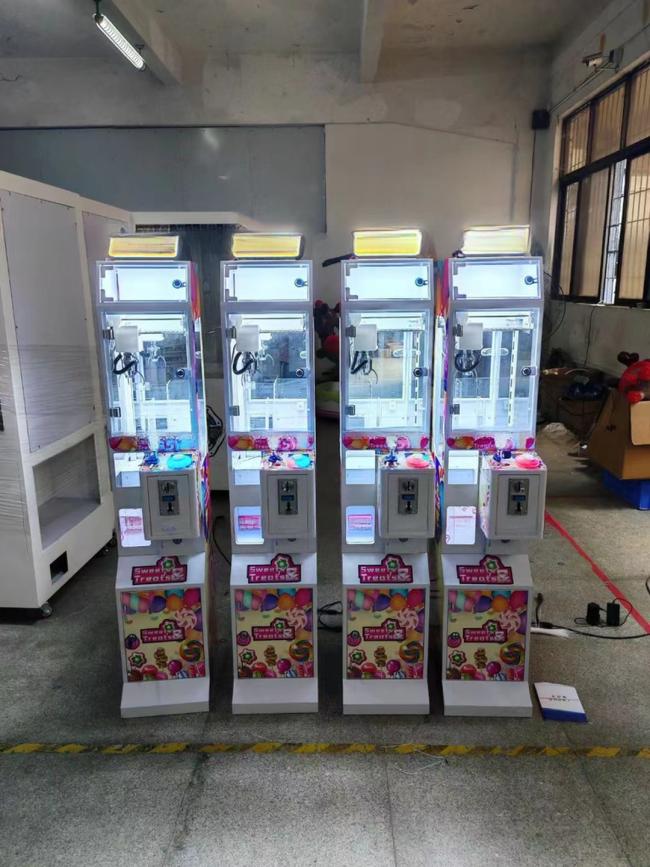 Mini claw crane machine in operation