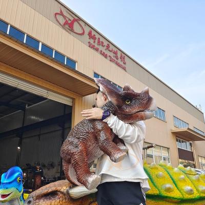 Cina Controllo a mano Animatronico elettrico Bambino di dinosauro Bamboletta con il ruggito del dinosauro in vendita