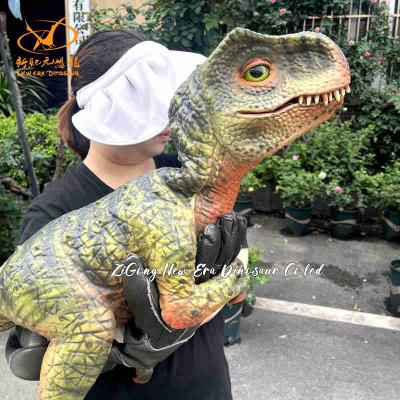 Cina Dimensioni personalizzate pupazzo di mano di dinosauro bambino T Rex verde per spettacolo sul palco e giardino in vendita