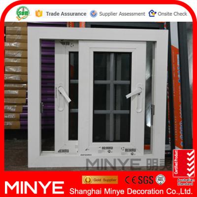 China REHAU Ventana corredera de PVC personalizable y duradera con parrillas de acero inoxidable en venta