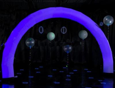 Cina arco gonfiabile esterno in colore bianco con luci a led RGB per la pubblicità di eventi in vendita