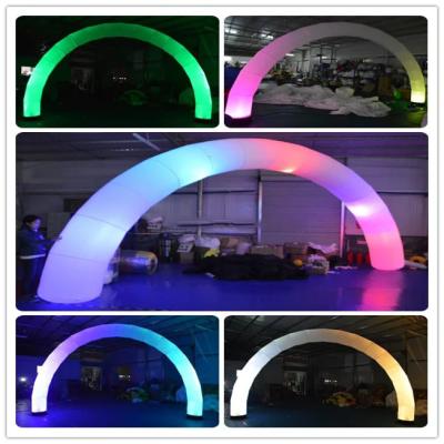 Cina arco gonfiabile esterno in colore bianco con luci a led RGB per la pubblicità di eventi in vendita