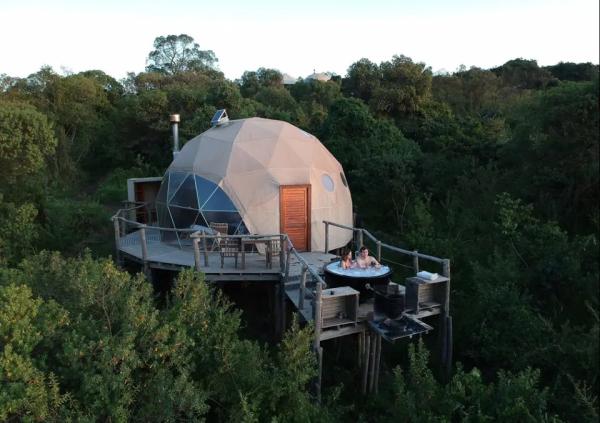 Quality Winter Outdoor Inflatable Dome Tent Large Geodesic Giant Igloo Tent for sale