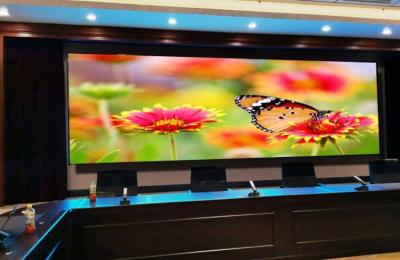 China Pequeña pantalla LED 600nits 1000cd/M2 del pixel de la echada fina interior de SMD para la difusión en venta