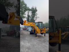 Tractopelle JCB 3CX d'occasion avec godet 4 en 1 de 74 CV pour travaux de voirie