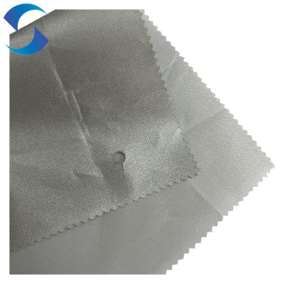 Chine Tissu de tente en polyester léger avec tolérance personnalisée avec revêtement argenté pour imperméable à vendre