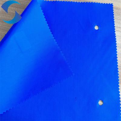 Cina 40D*310T Tessuti di nylon completamente opachi PVC PU rivestito tessuto Ripstop impermeabile per esterni in vendita