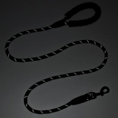 China Pet Reflective Nylon Leash Explosion-Proof Flush Dog 1.5M Round Rope Foam Handle for sale