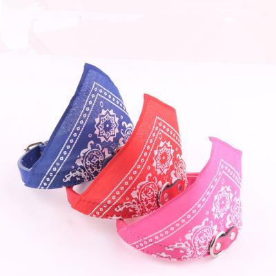 Cina Progettazione Cat Scarf del Odm dell'ABS 100g del triangolo del collare in vendita