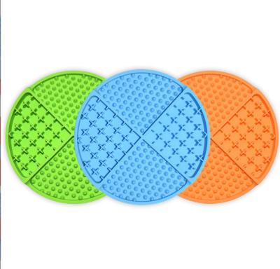 Cina Cane multifunzionale del silicone che lecca Mat With Suction Cups in vendita