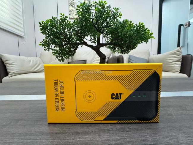 Cat Q10 5G Hotspot front view