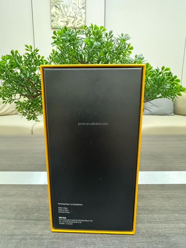 Cat Q10 5G Hotspot with accessories