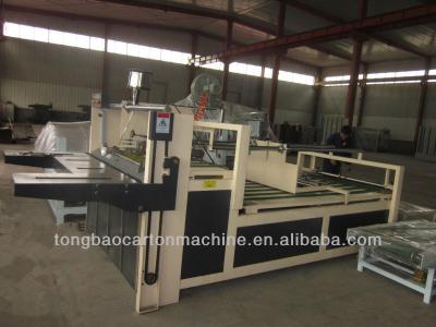 China Máquina de limpieza de carpetas semiautomática para productos de 900 mm de ancho 40 M/min Velocidad directa en venta