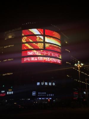 Cina La pubblicità principale trasparente di vetro di vetrina P2550 ha condotto la parete vede attraverso lo schermo principale transperent in vendita