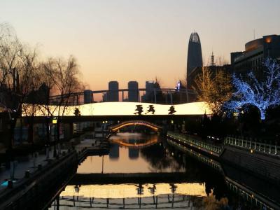 中国 屋外のフル カラーP25透明な導かれた表示画面のすくいは導かれたビデオ壁ガラスを導いたショーケースのためのスクリーンを曲げた 販売のため