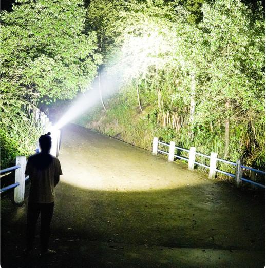 防水で軽量なLEDヘッドランプ