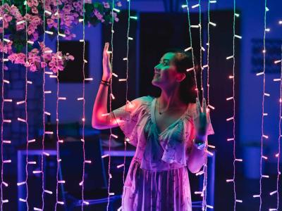 China Múltiples modos de escena LED RGBW luces de cortina inteligentes controladas con brillo ajustable en venta