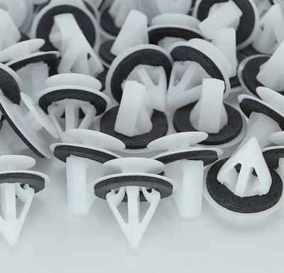 Cina Produttore 5000 tipi di clip in plastica per auto, clip per rivestimenti porte, clip per auto in vendita